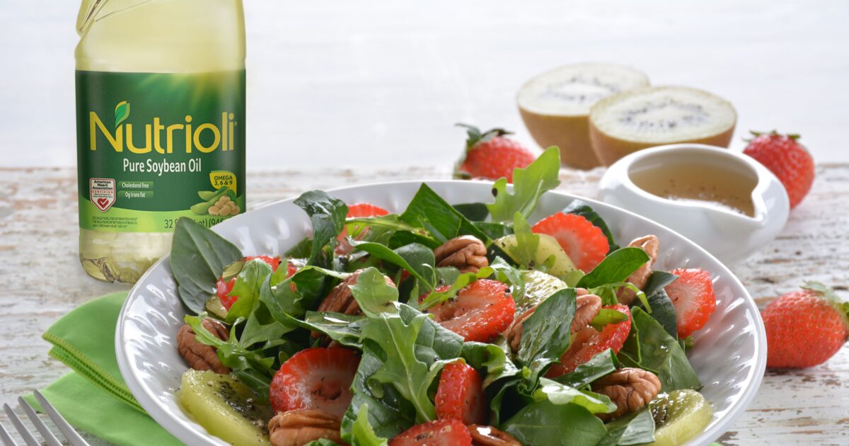 Arugula, kiwi, and strawberry salad | Nutrioli®